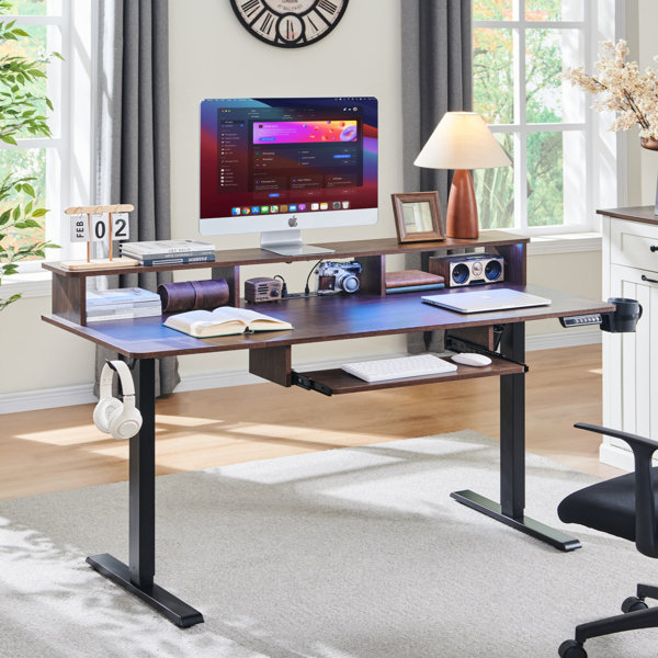 Ivy Bronx Bureau debout électrique de 60 pouces avec bureau de jeu réglable en hauteur, prises ...